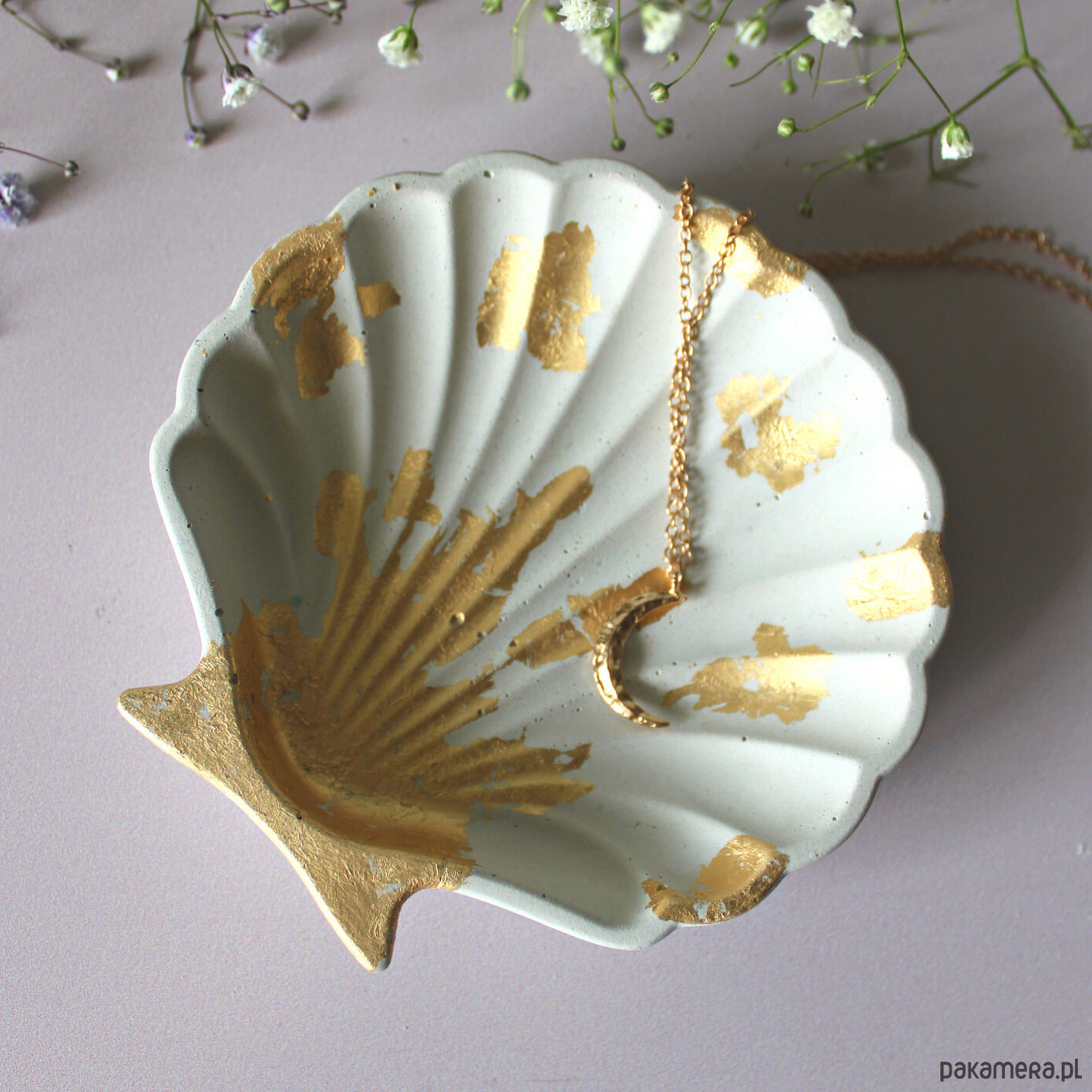 Betonowa podstawka muszelka biała z płatkami złota - Pakamera.pl