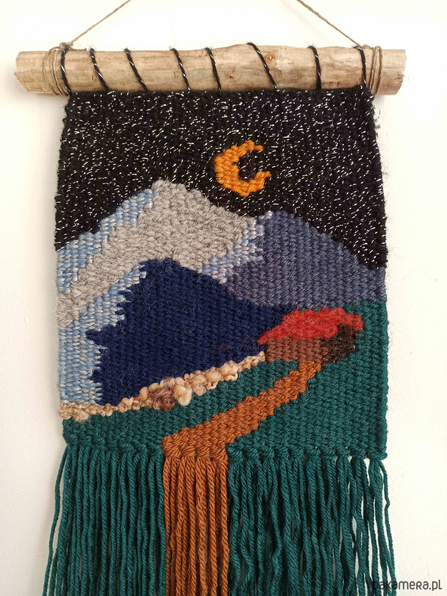 Makatka, dekoracja ścienna "Góry z domkiem" - Pakamera.pl