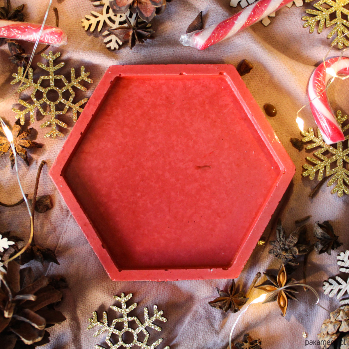 Betonowa podstawka hex czerwona lub ze złoceniem - Pakamera.pl