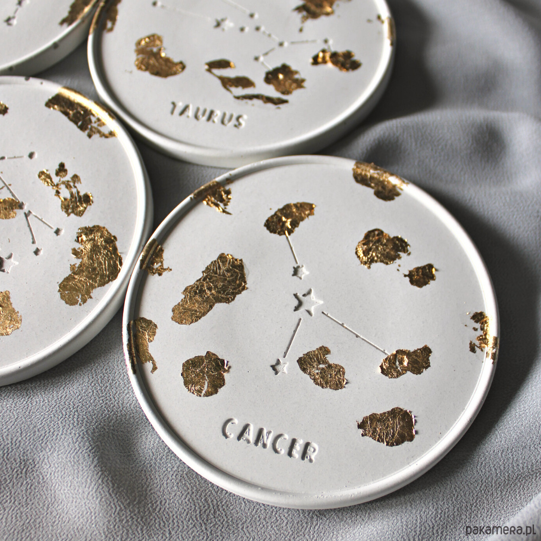 Betonowa podstawka znak zodiaku biała ze złotem - Pakamera.pl
