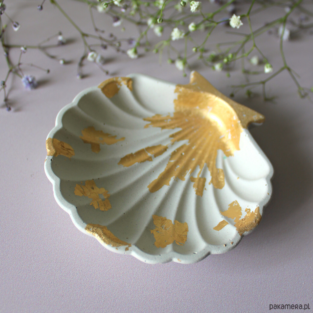 Betonowa podstawka muszelka biała z płatkami złota - Pakamera.pl