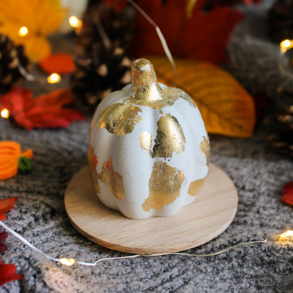 Betonowa dynia ozdobna biała złota - Pakamera.pl