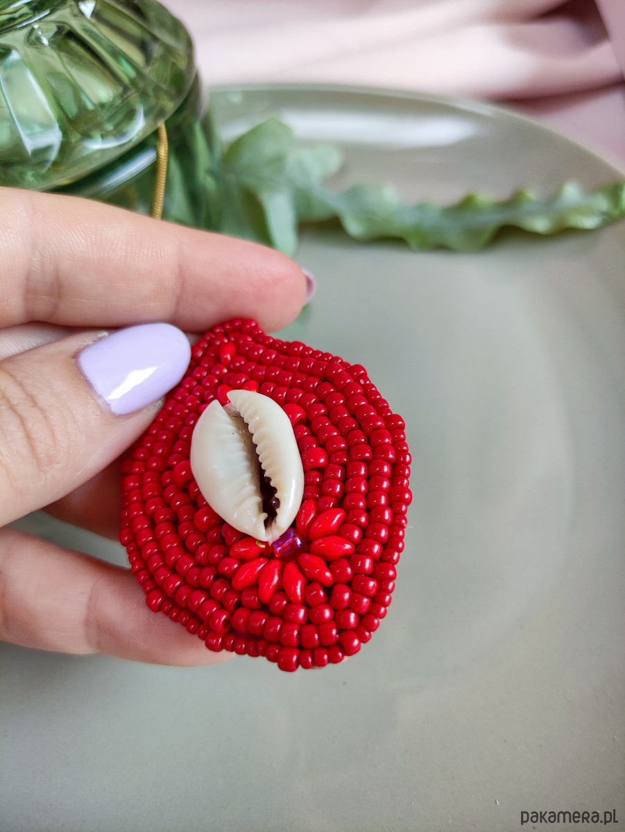 Czerwona broszka wulwa Passion - Pakamera.pl