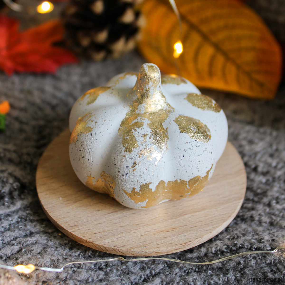 Betonowa dynia ozdobna biała złota - Pakamera.pl